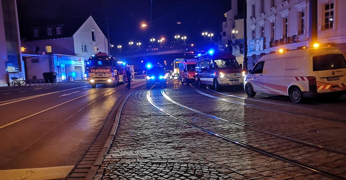 Auto kollidiert in Darmstadt mit Straßenbahn
